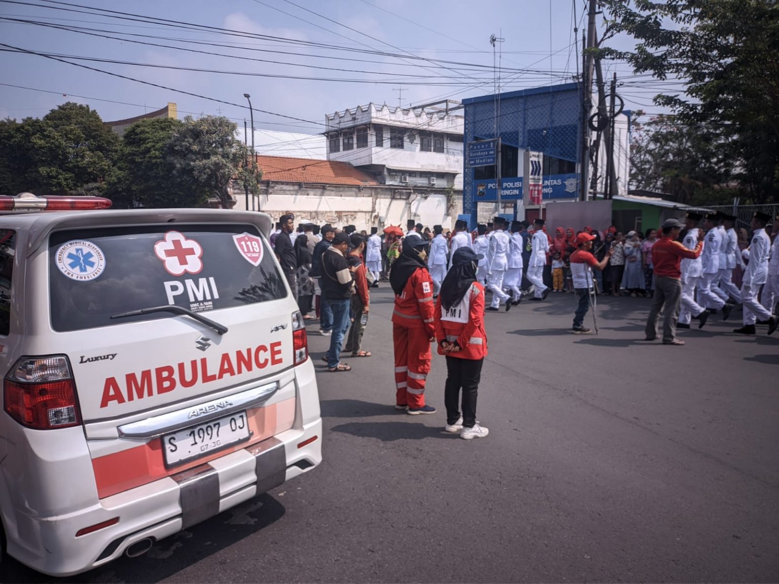 PMI Kabupaten Jombang Siagakan Ambulans pada Karnaval Mobil Hias 2025 ...